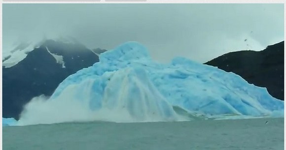 これはすごい！ 巨大な氷山が「くるん！」とひっくり返る瞬間をとらえた貴重な映像 | ロケットニュース24