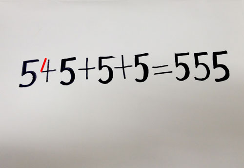 (2ページ目) 【頭の体操クイズ】5＋5＋5＋5＝555 この式に線を1本足して “正しい数式” にしてください | ロケットニュース24
