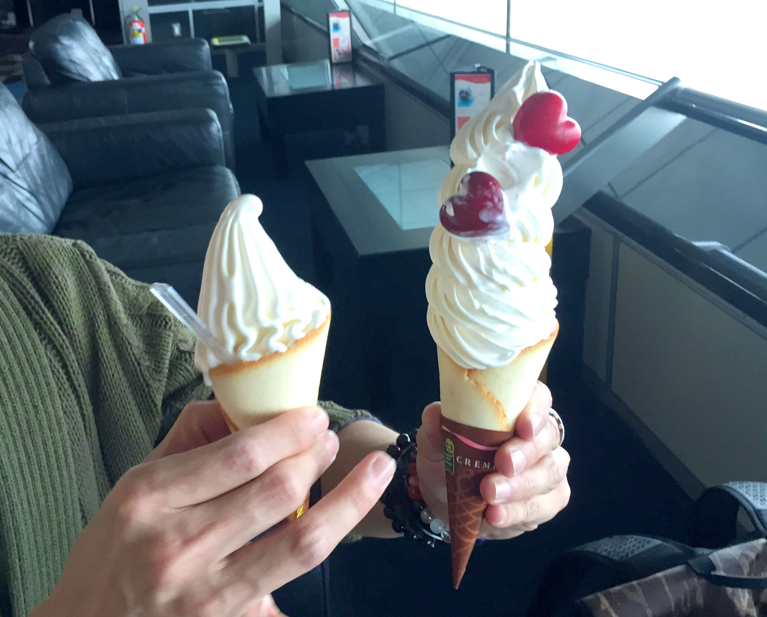 究極のソフトクリーム『クレミア』にデカ盛りサイズが爆誕！ 3倍の『クレミアタワーサイズ』を食べてみた / 幸せが訪れた！ | ロケットニュース24
