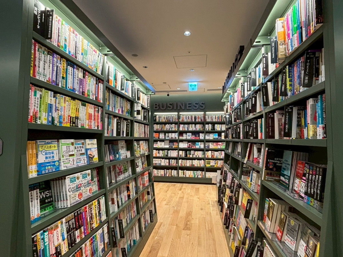 【極楽】虎ノ門ヒルズ「magmabooks（マグマブックス）」で異世界読書してきた / 1時間1800円の有料ラウンジも！ | ロケットニュース24